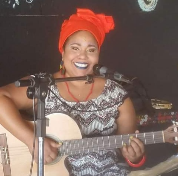 Conheça a cantora de MPB Thainá Janaína